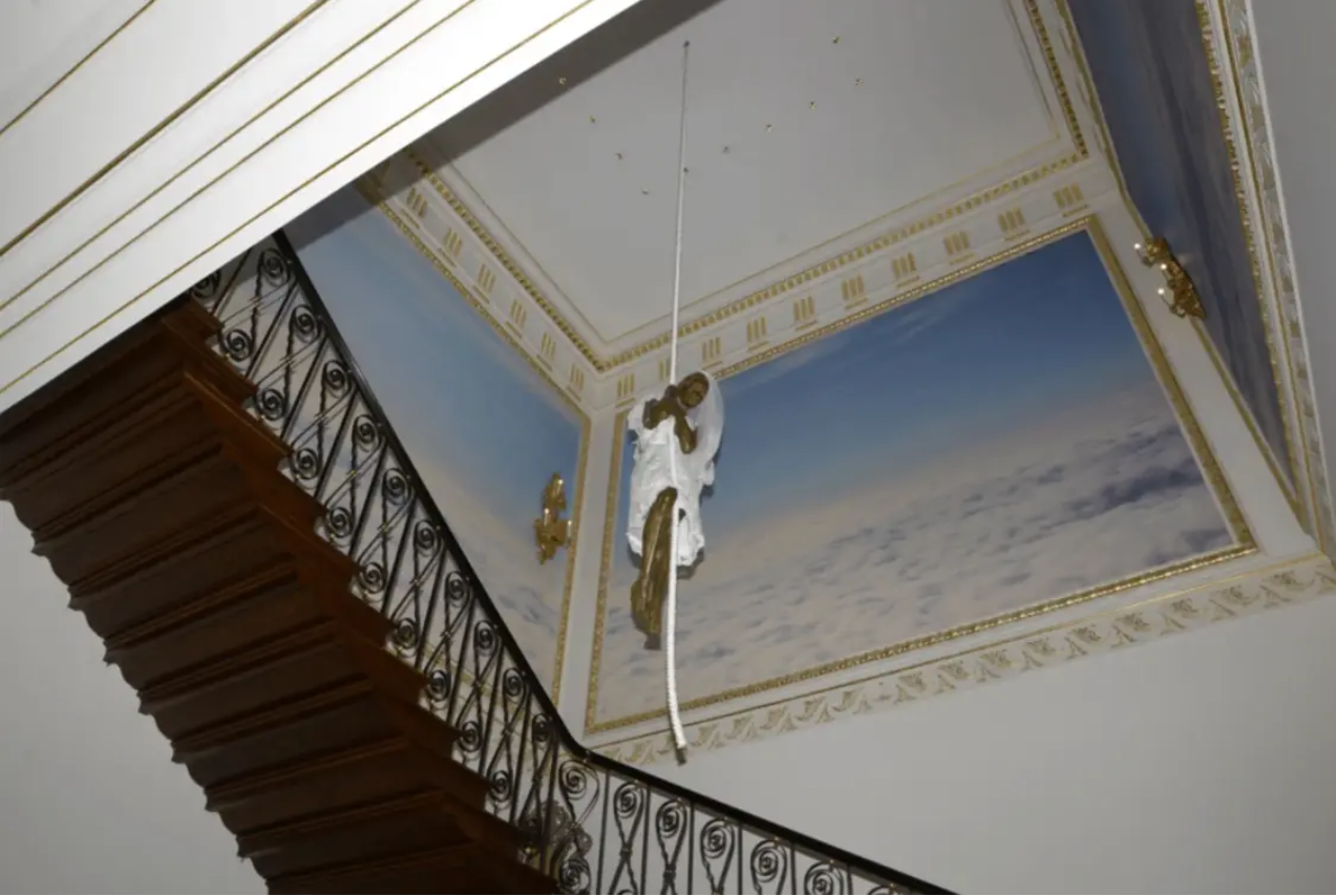 爱泼斯坦豪宅有老虎标本 大量角色扮演服怪异雕塑 - 美国要闻 - 倍可亲