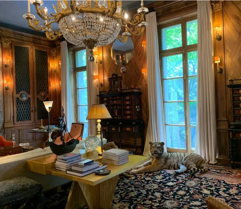 爱泼斯坦豪宅有老虎标本 大量角色扮演服怪异雕塑 - 美国要闻 - 倍可亲